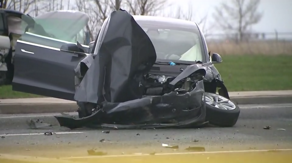 Driver T-Bones Tesla Model 3 and sends it into a river - Drive Tesla