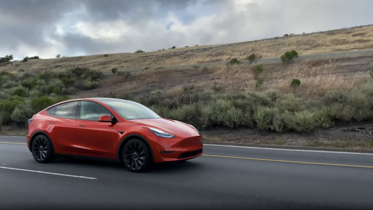 Detailed look at the new Tesla Model Y factory-installed tow hitch ...