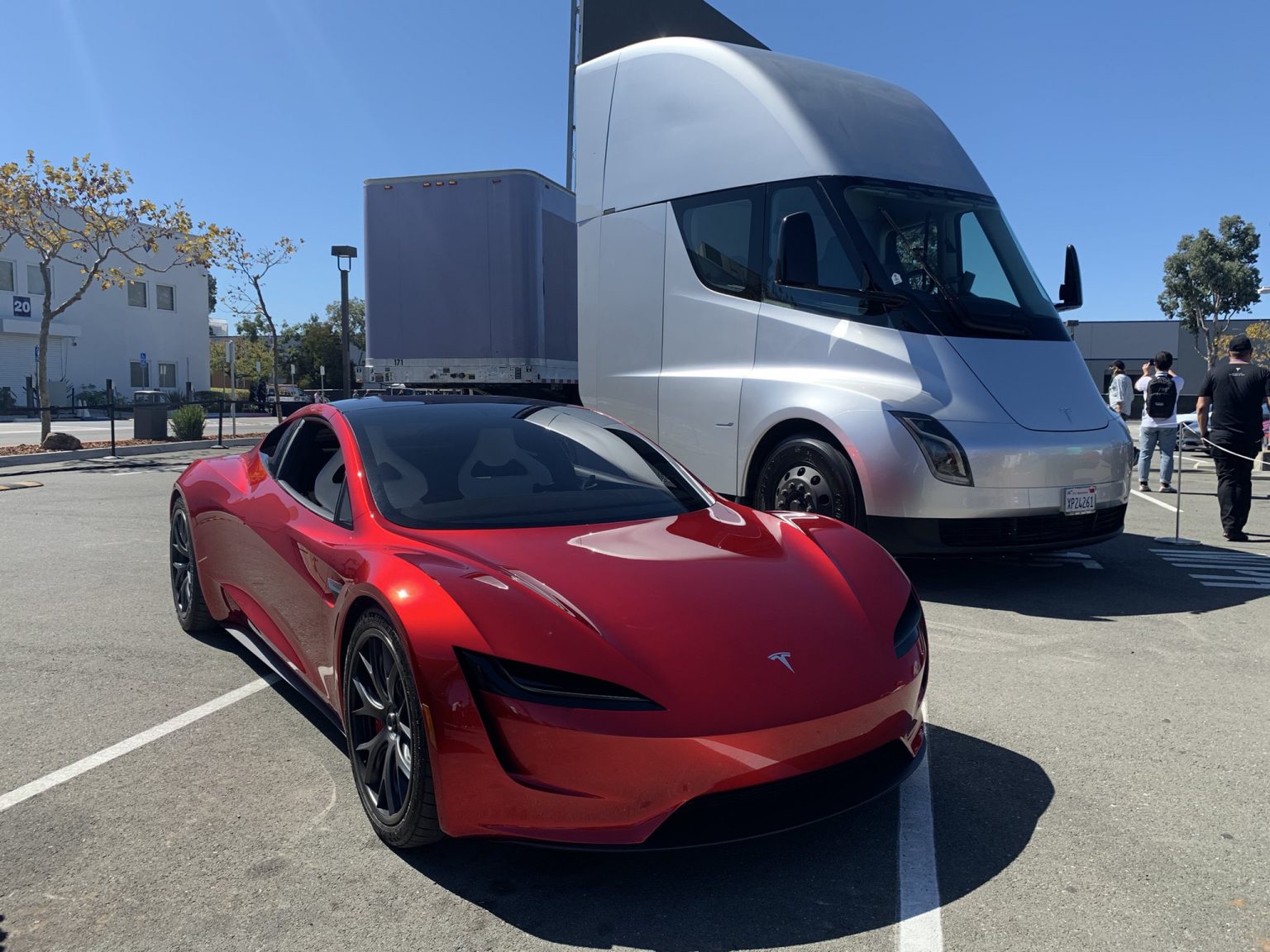 White Tesla Semi spotted on highway near Sacramento, California - Drive ...