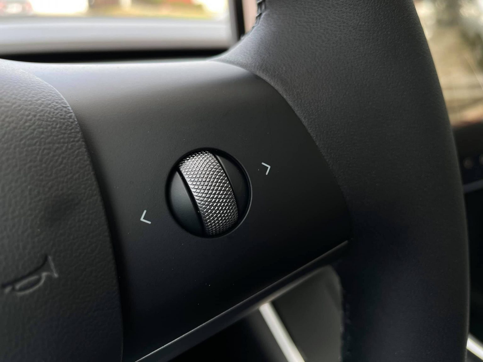 Tesla Model Y now comes with glovebox USB and new metal scroll wheels ...