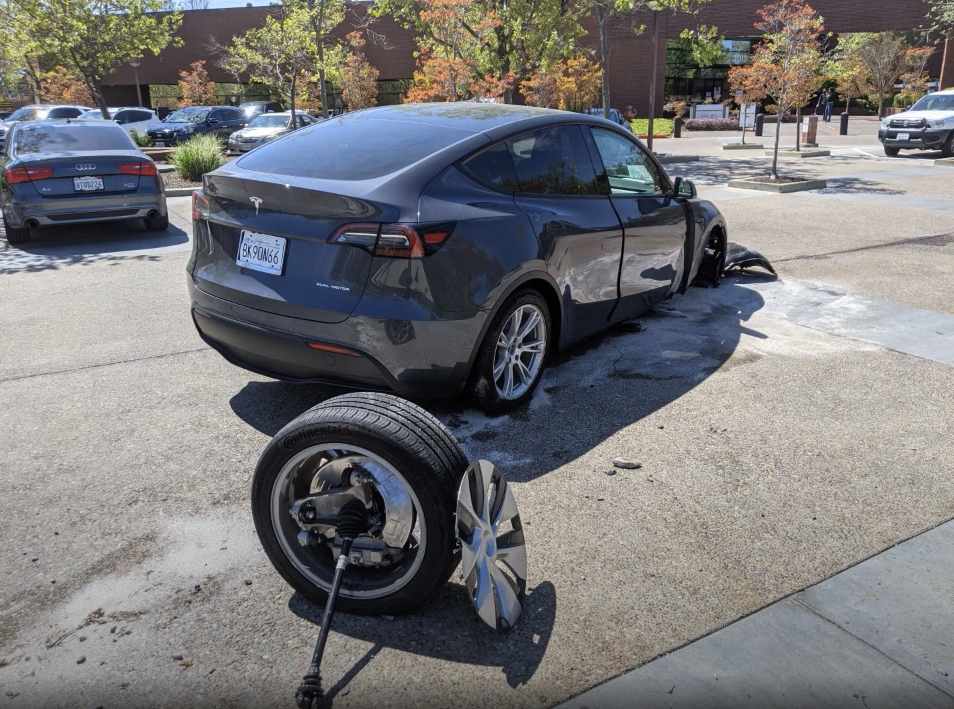 Driver blames unintended acceleration for wild ride through parking lot ...