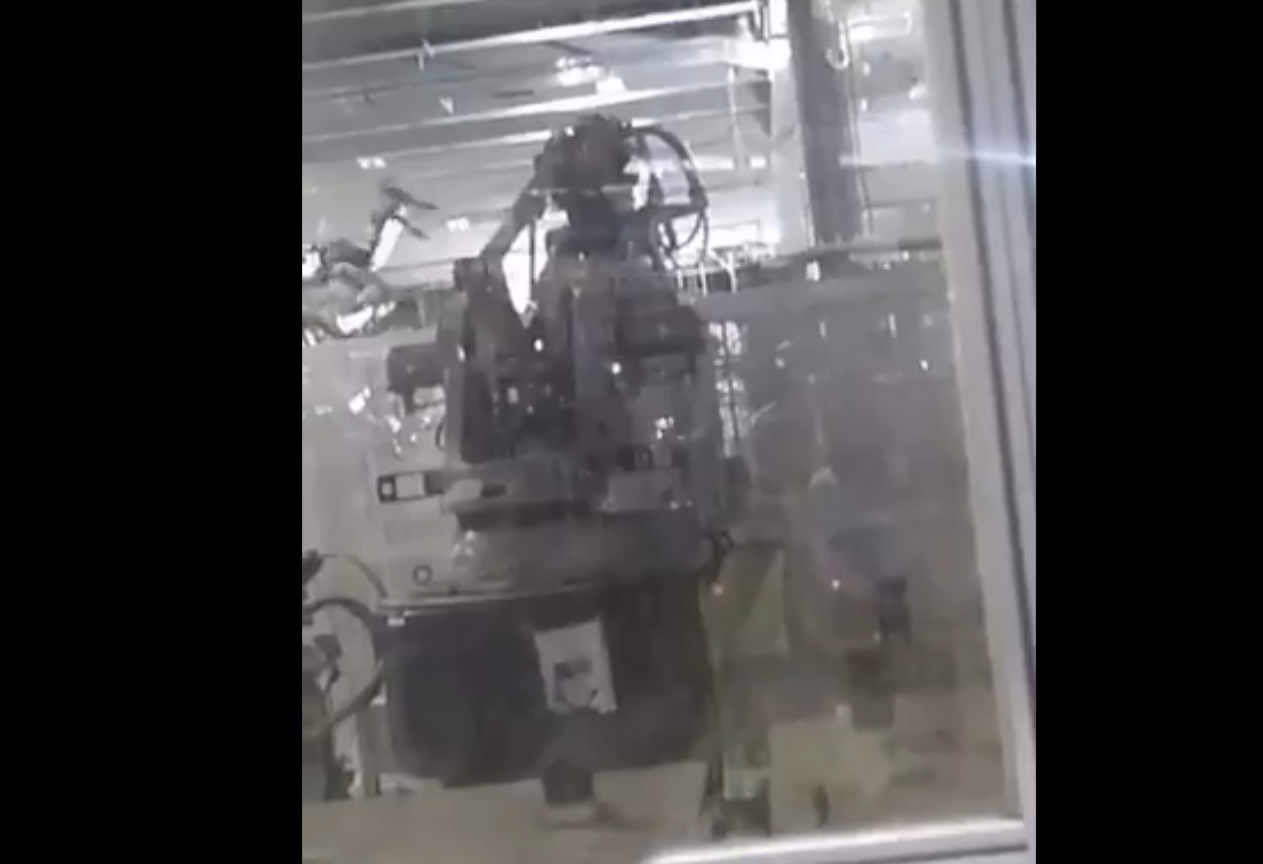 Tesla begins testing production line robots at Giga Texas [Video ...