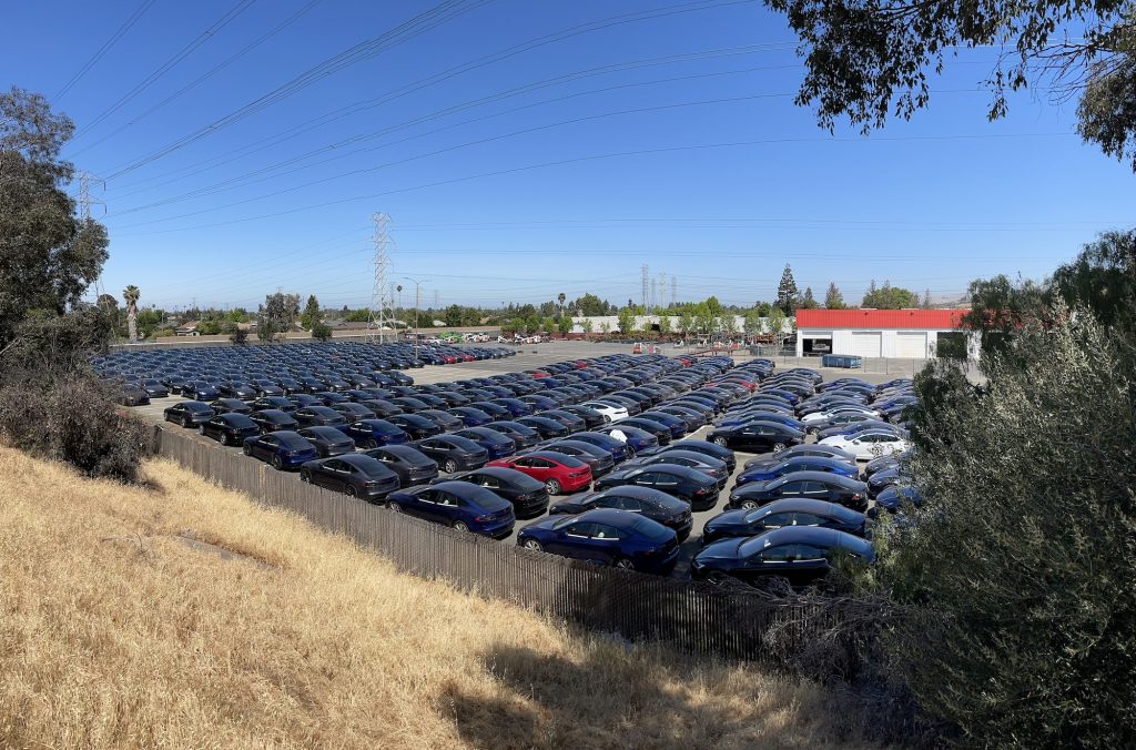 Refresh Tesla Model S parking lot has nearly 1,000 cars waiting for ...