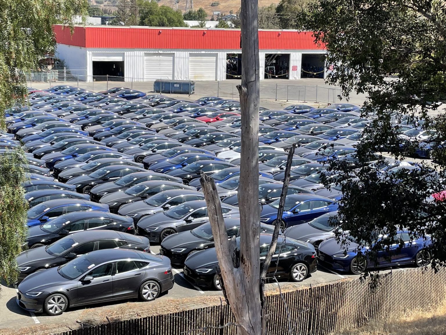 Refresh Tesla Model S parking lot has nearly 1,000 cars waiting for ...