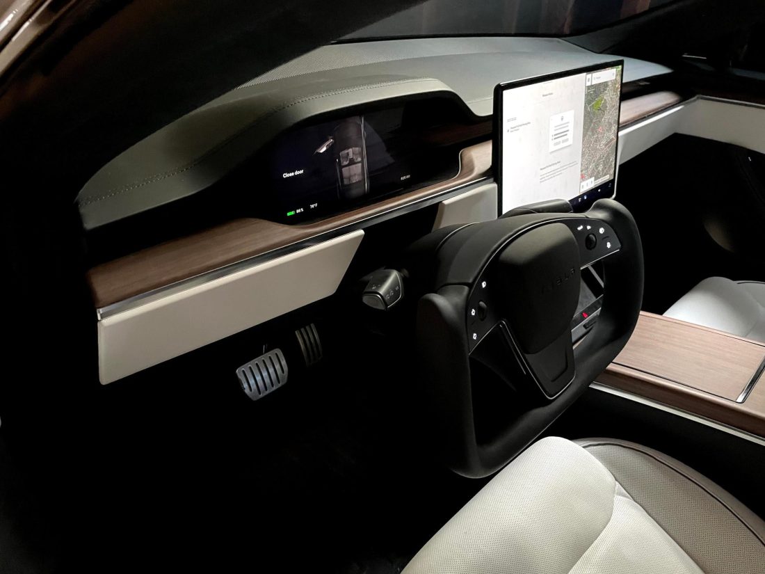 Tesla Model S Plaid owner mods yoke steering wheel to add stalks ...