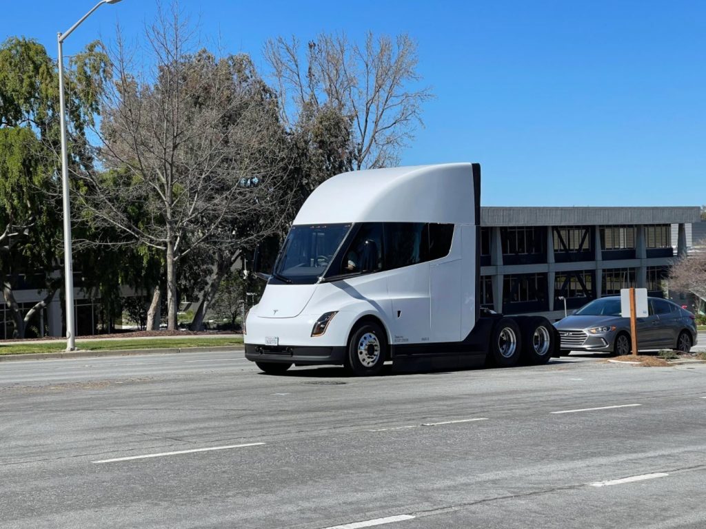 Tesla Semis spotted in Palo Alto - Drive Tesla