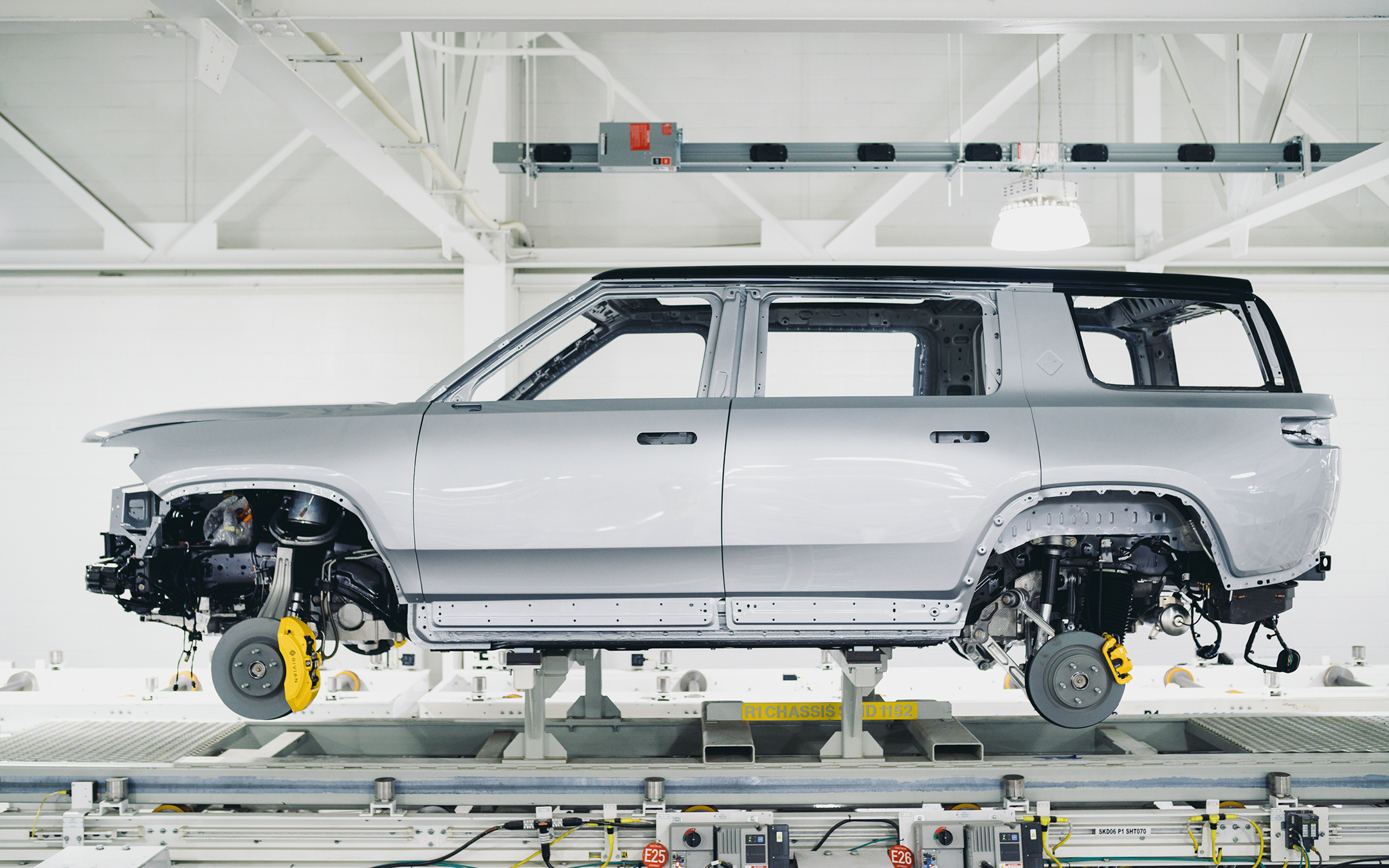 Rivian shows off impressive R1T towing capacity in new video - Drive Tesla