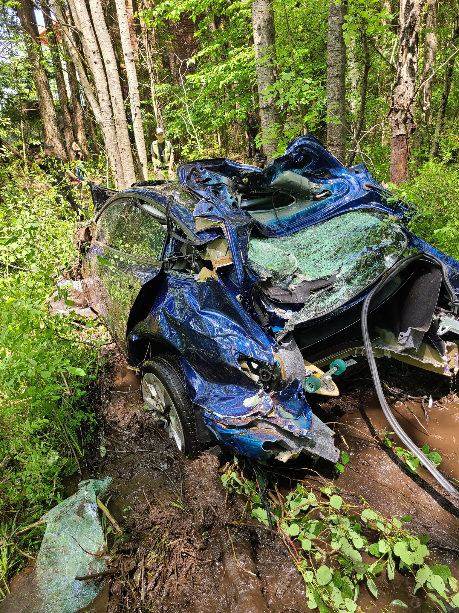 Tesla owner suffers only minor injuries after his Model 3 flies 85 feet ...