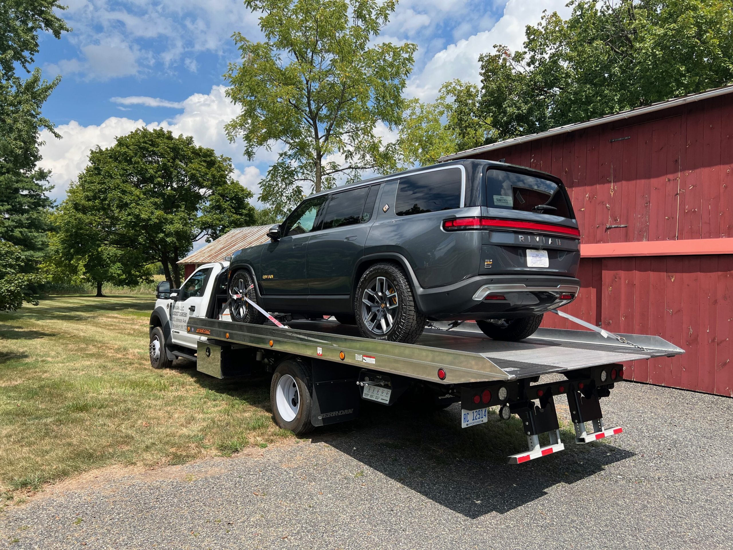 Rivian starts fulfilling R1S pre-orders - Drive Tesla