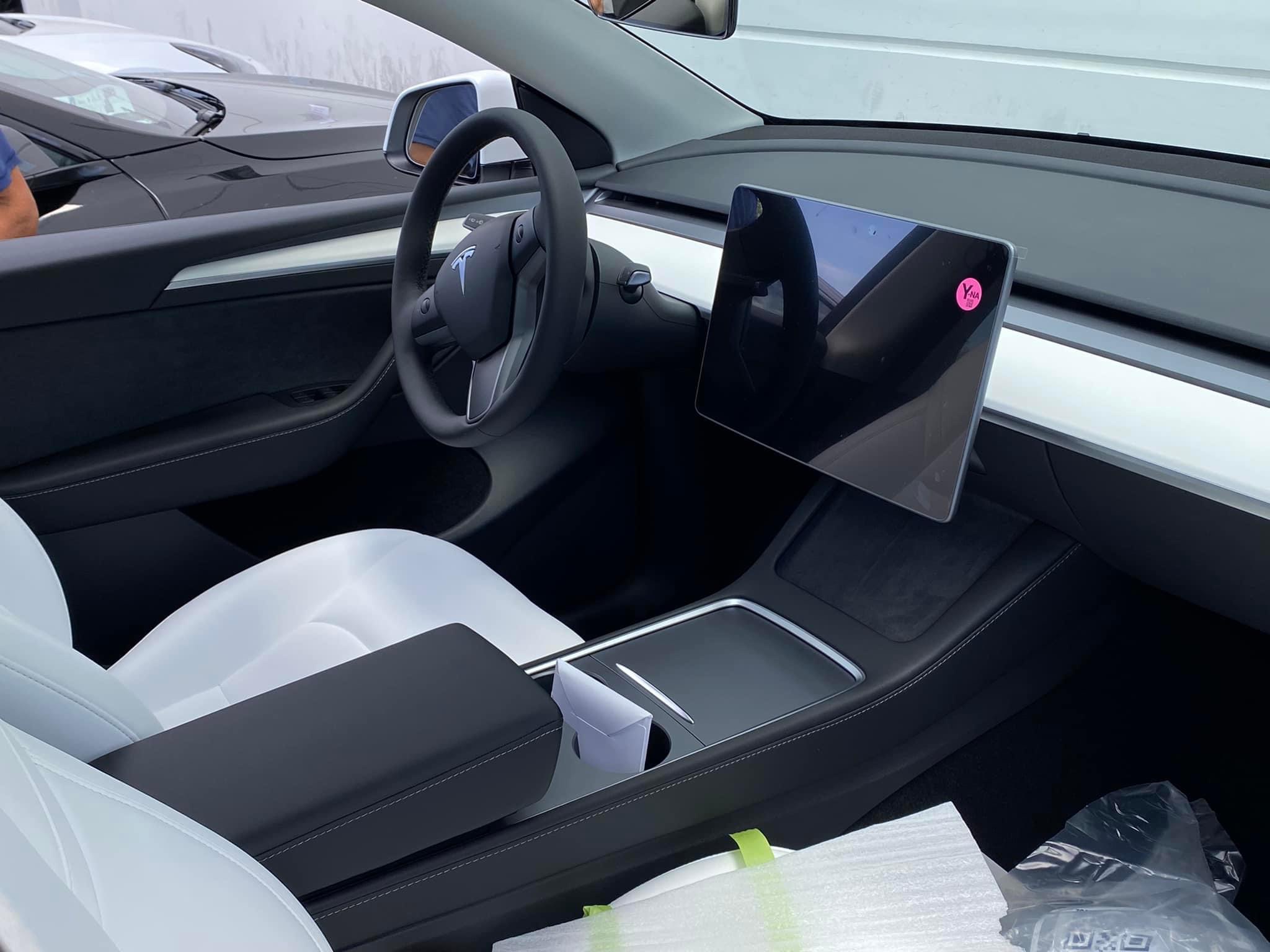 Tesla Model Y built at Fremont finally gets updated wood door panels ...