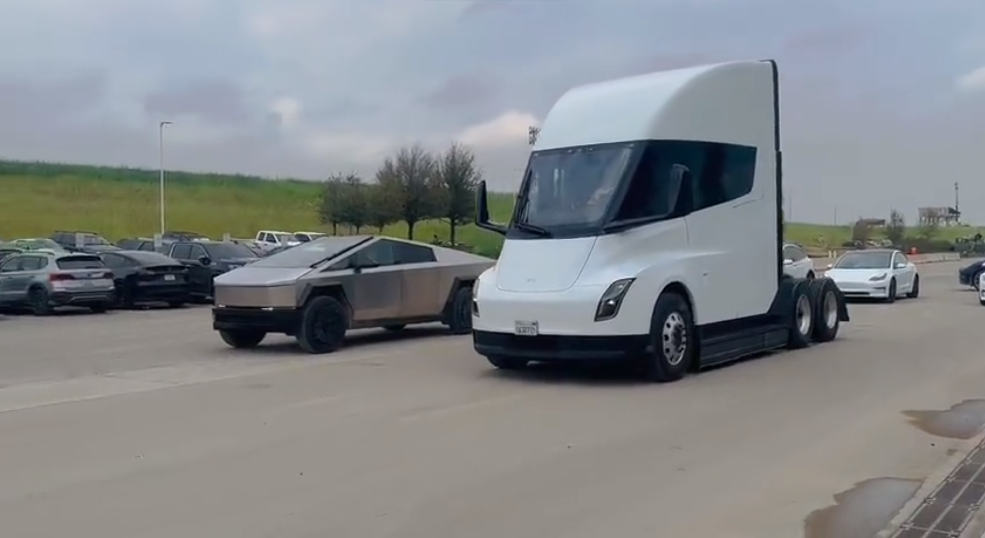 Tesla Cybertruck and Semi go head to head outside Giga Texas [Video ...