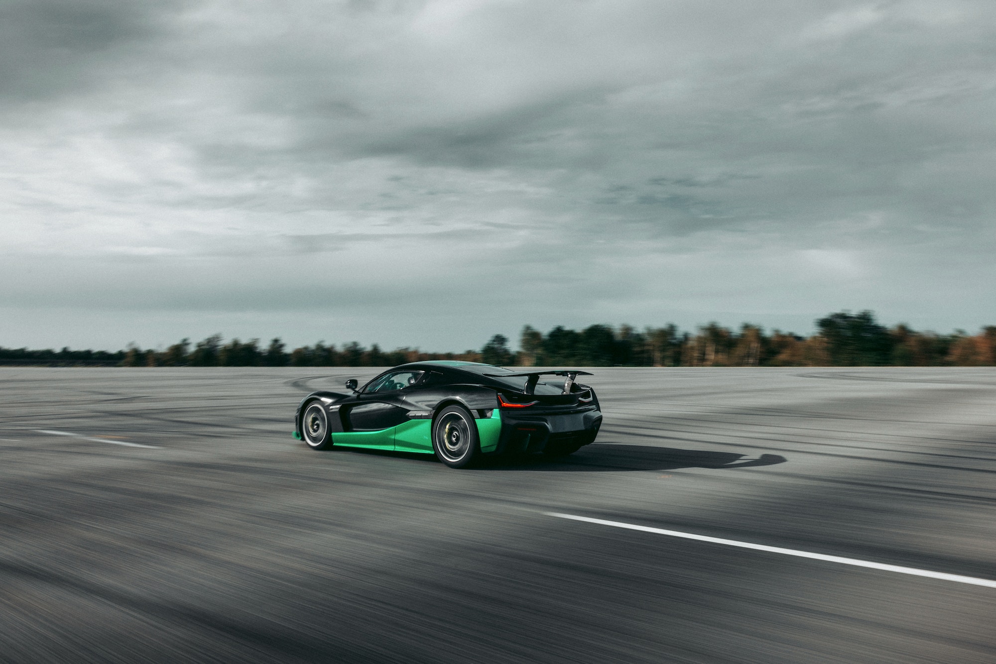 Rimac Nevera sets new speed record in reverse - 275km/h - Drive Tesla