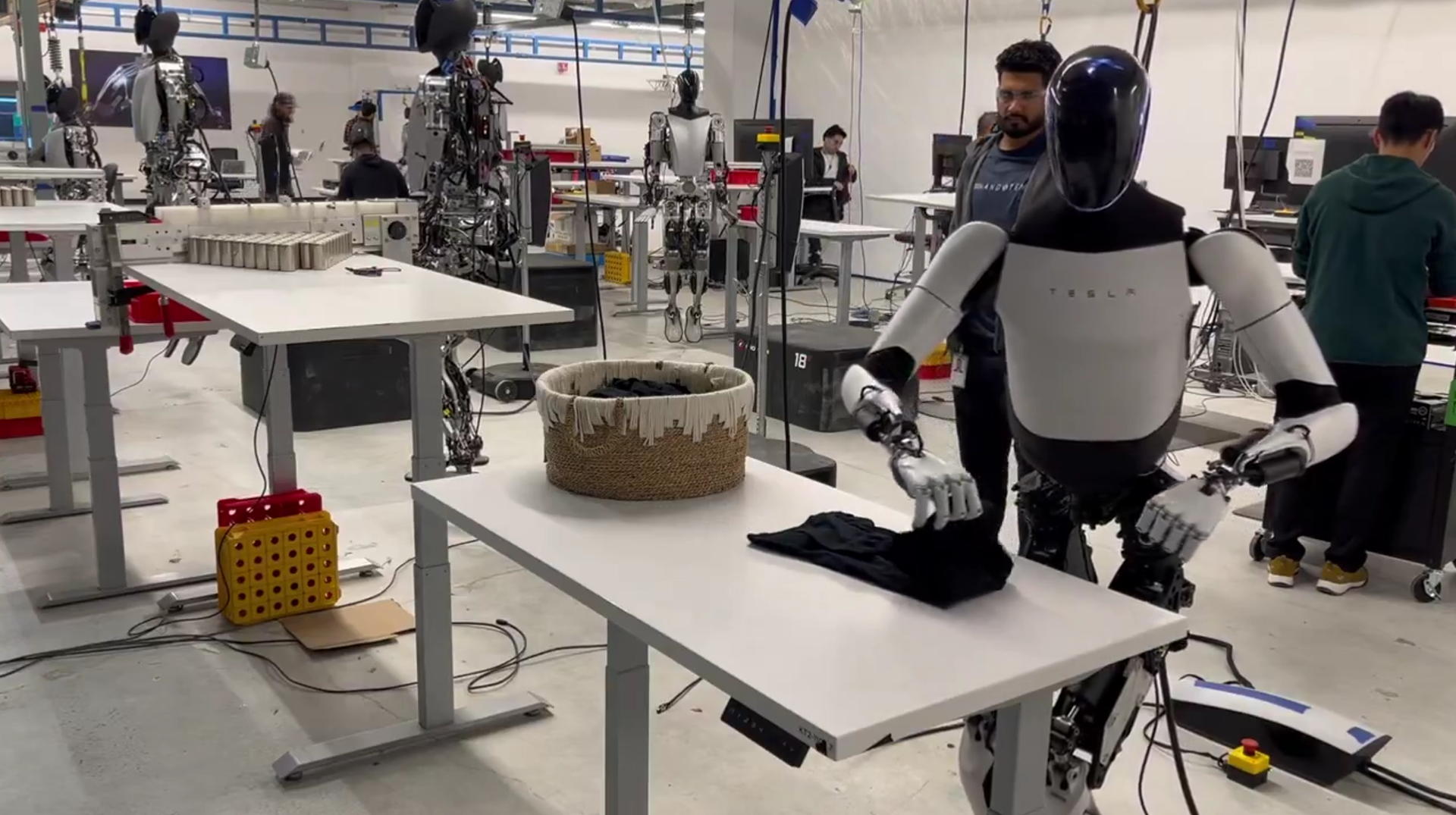Tesla shows off Optimus robot folding a shirt - Drive Tesla