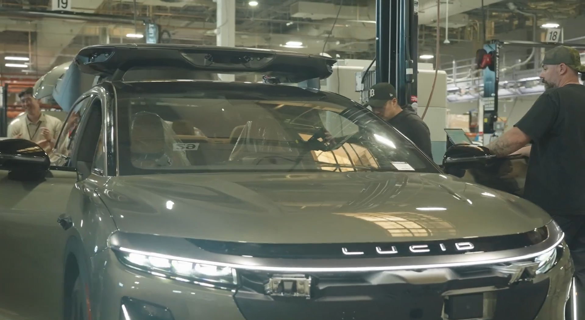 Lucid Delivers First Gravity Robotaxi for Uber–Nuro Integration - Drive ...